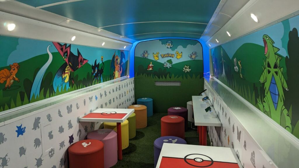 Un vistazo al autobús temático de Pokémon en Londres | Pokémon Alpha